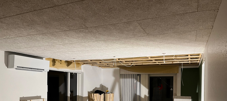 Montering af troldtekt loft i villa for kunde i Bjerringbro